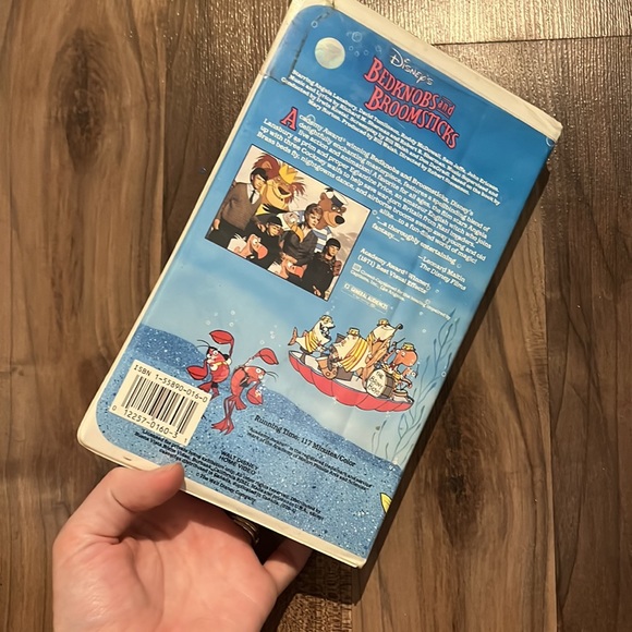 Disney | Media | Walt Disneys Bedknobs And Broomsticks Vhs 989 Vintage ...